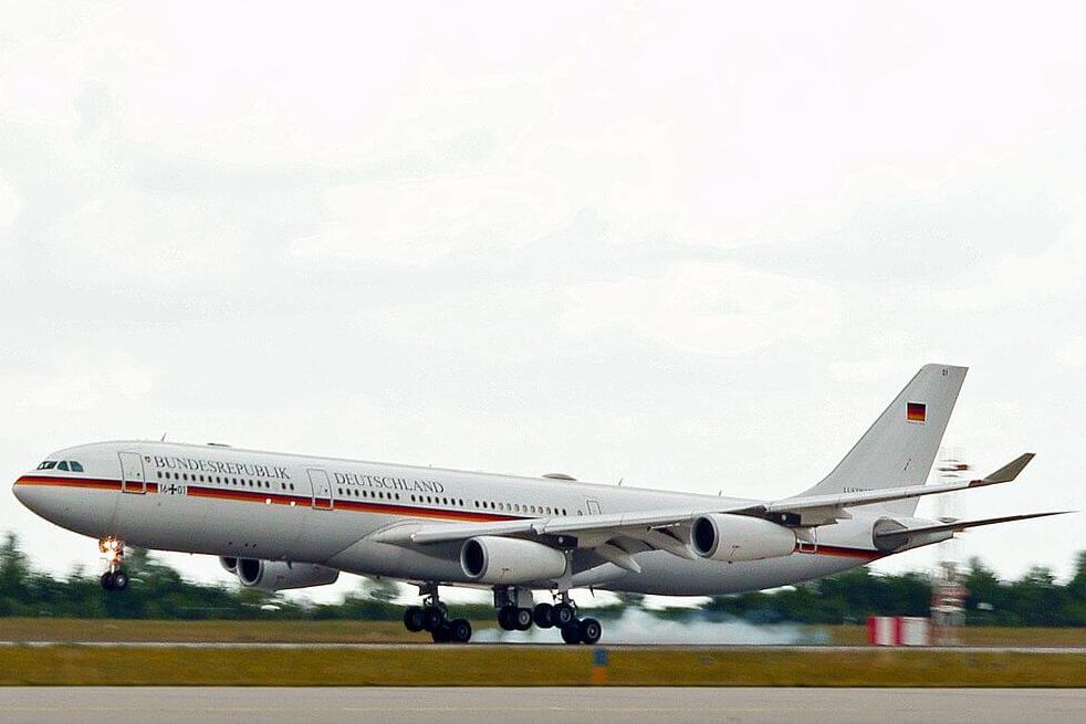 Merkel plane forced to emergency landing after system shutdown