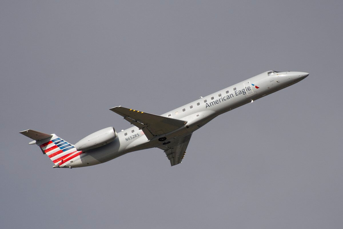 Envoy Air E-145 skids off Chicago runway during snowstorm - AeroTime