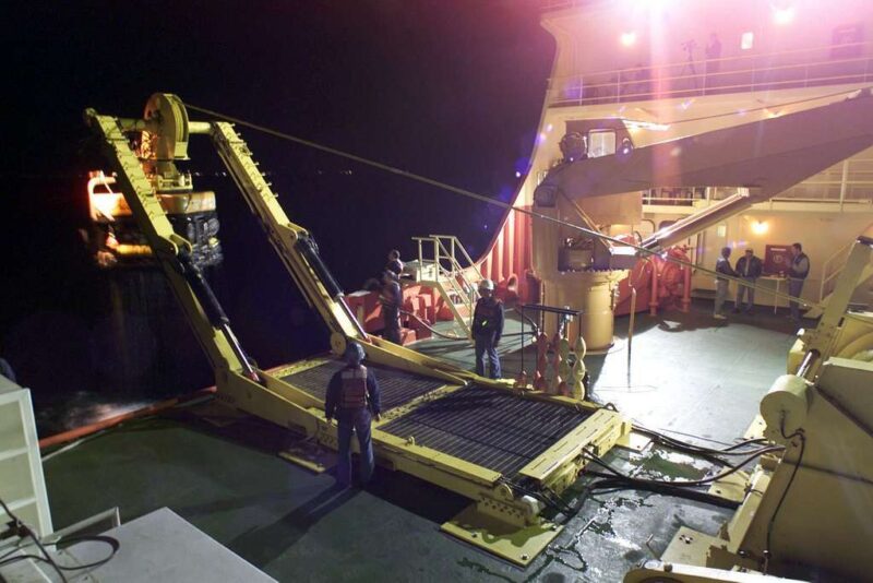 What caused Alaska Airlines Flight 261 to crash?