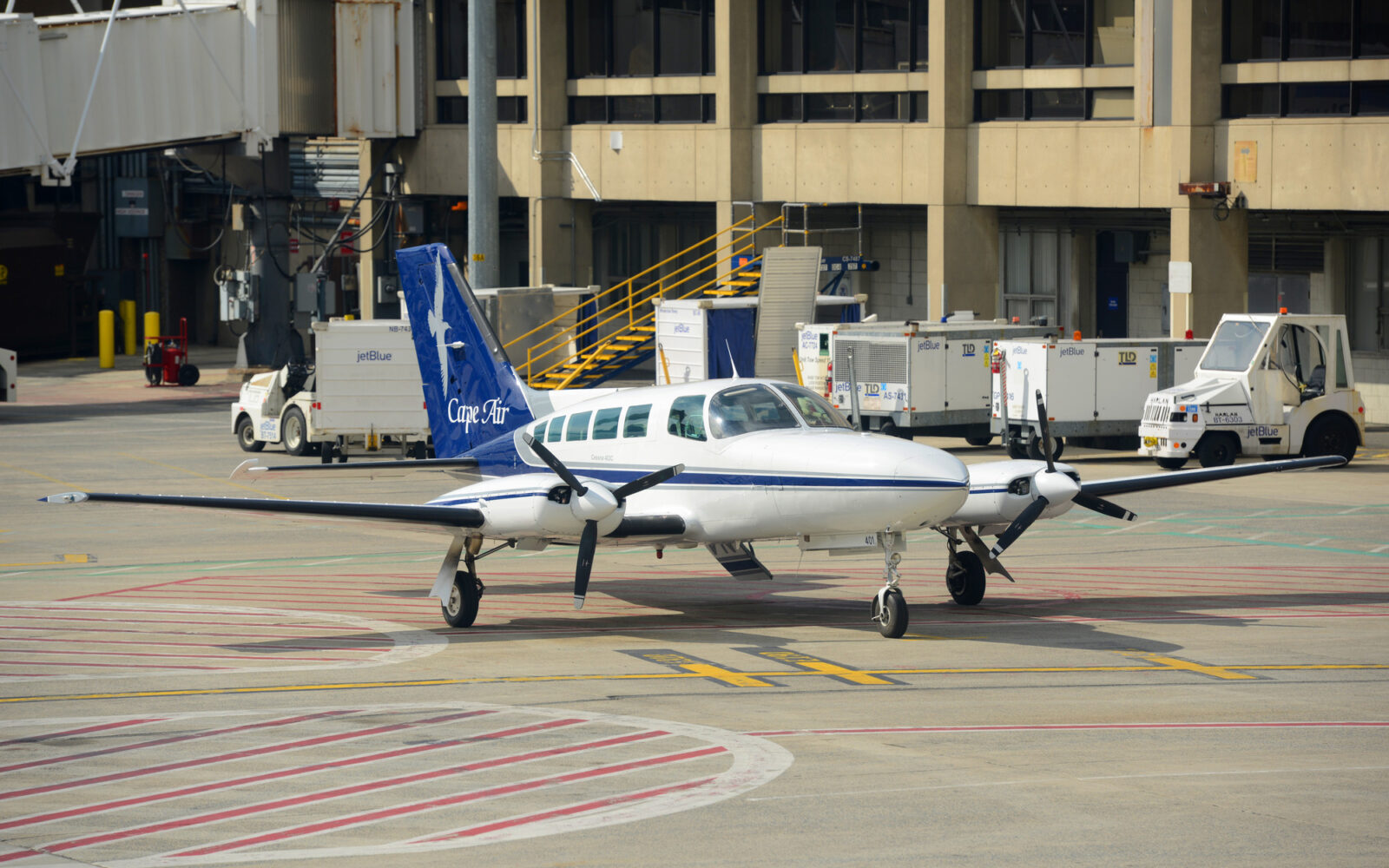 Small aircraft lands at BOS with one wheel deployed: video