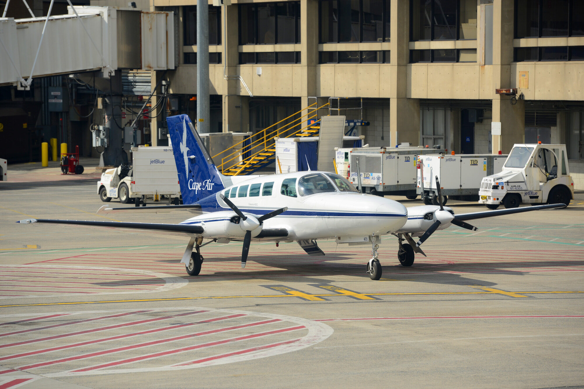 Small aircraft lands at BOS with one wheel deployed: video