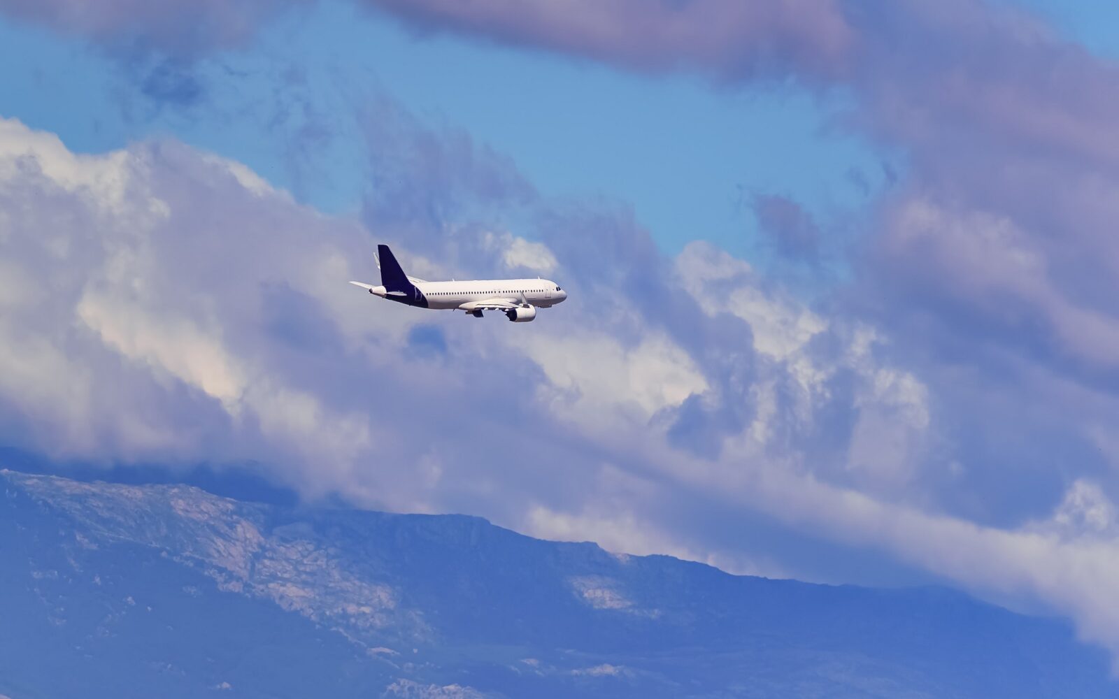 EASA issues warning to airlines against flying over Iran