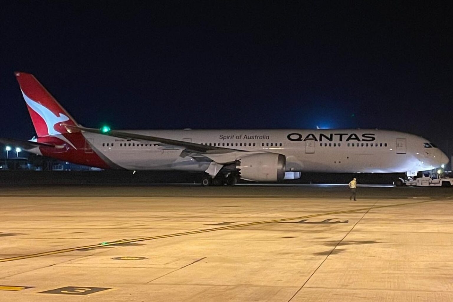 Qantas 787-9 returns to Sydney after marathon rescue mission