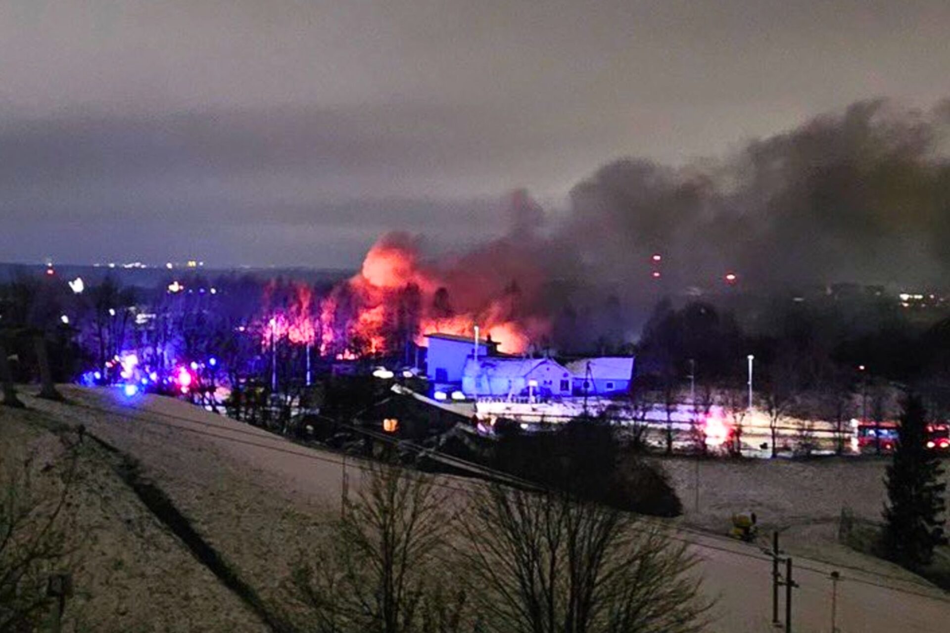 DHL cargo flight crashes in Vilnius residential area: video