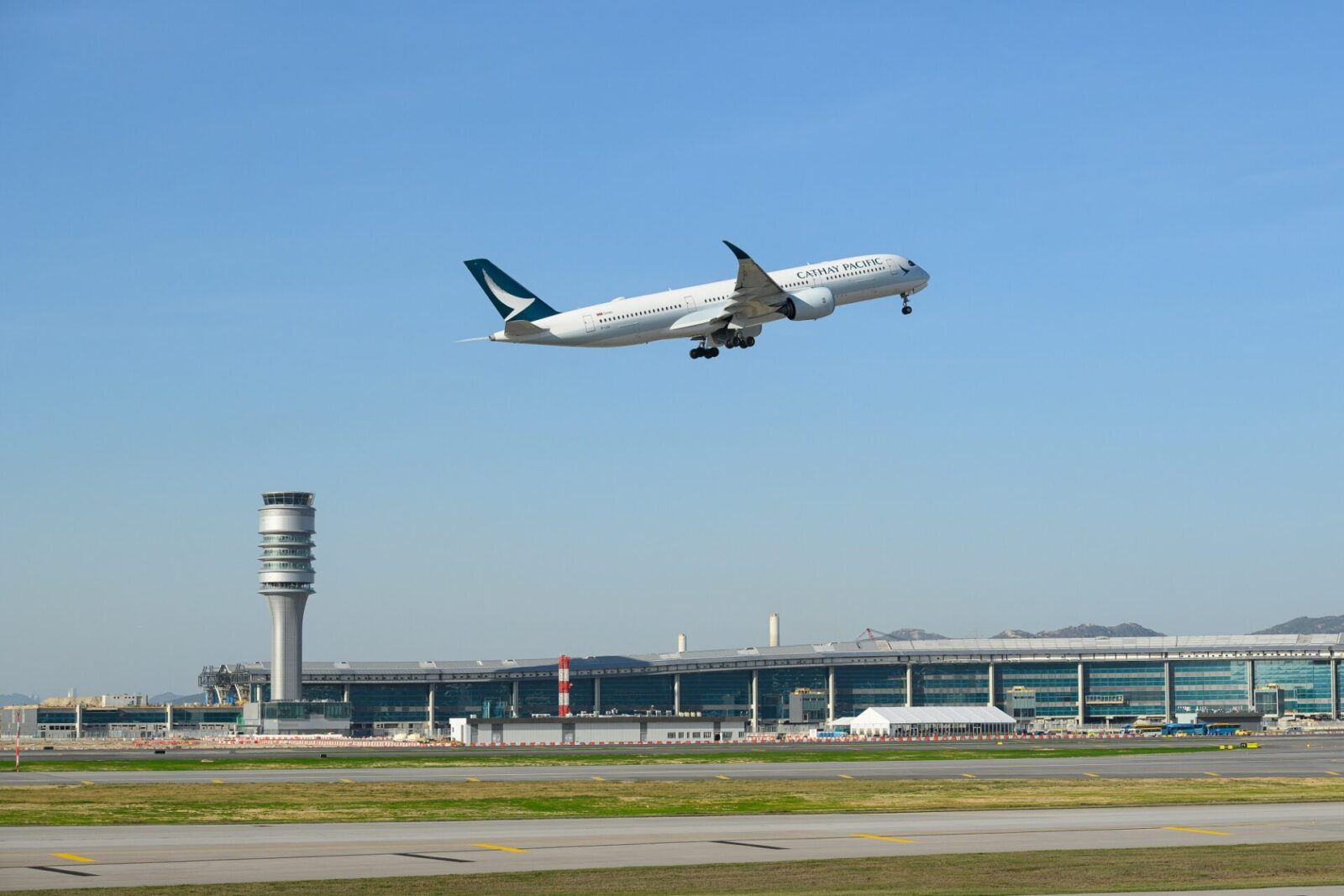 Hong Kong Airport begins first-ever three-runway operations
