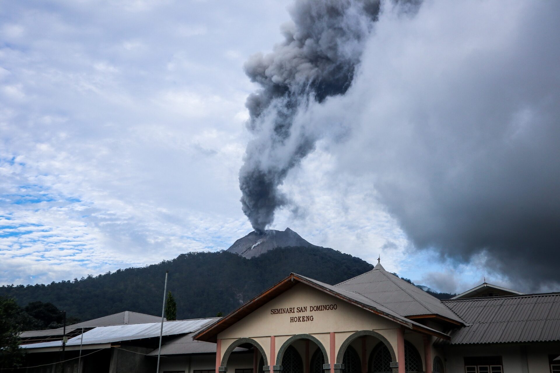 Flights to Bali resume as Mount Lewotobi ash cloud clears