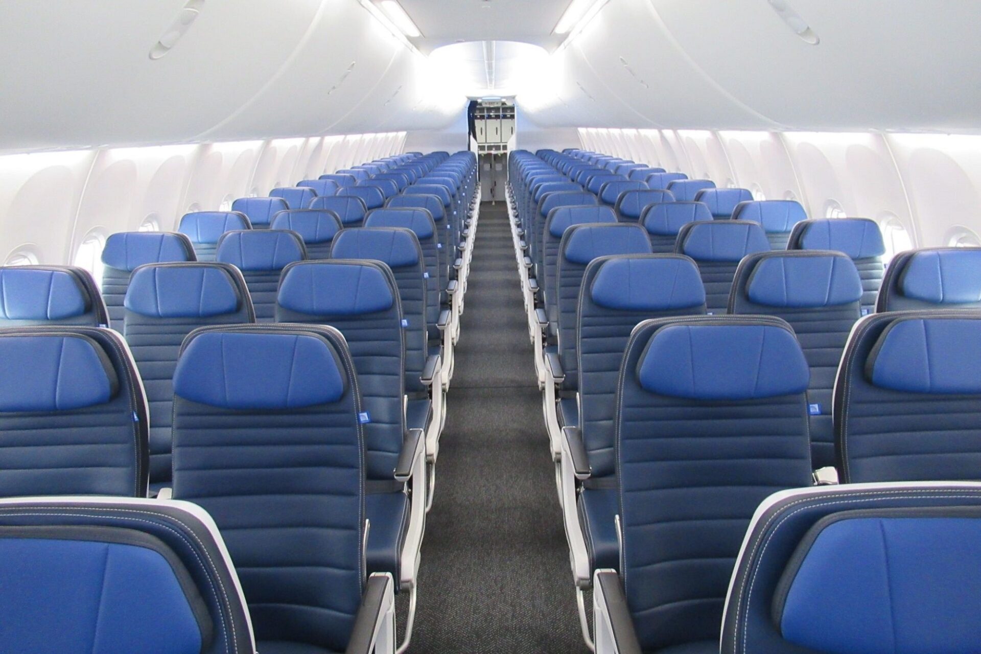 United receives first of six new Aircastle leased 737-9s