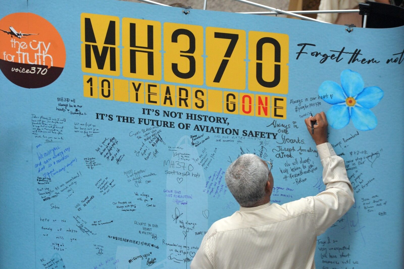 Flight MH370: new search begins for Malaysia Airlines plane