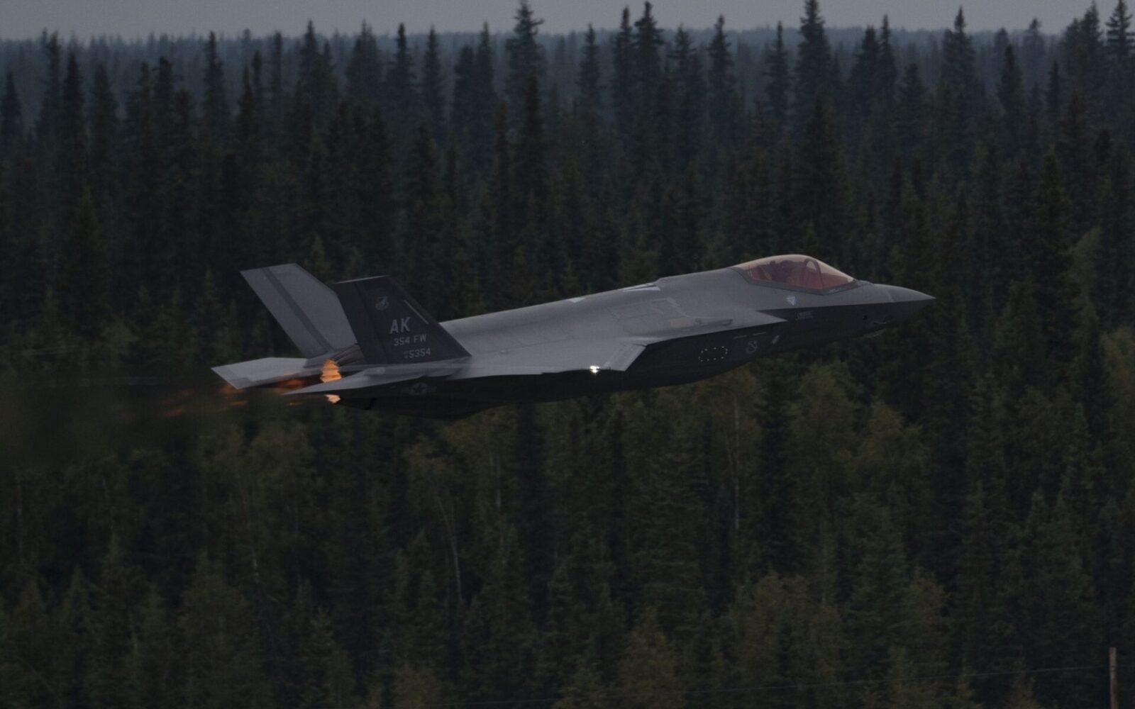 USAF F-35A fighter crashes at Eielson Air Force Base: video