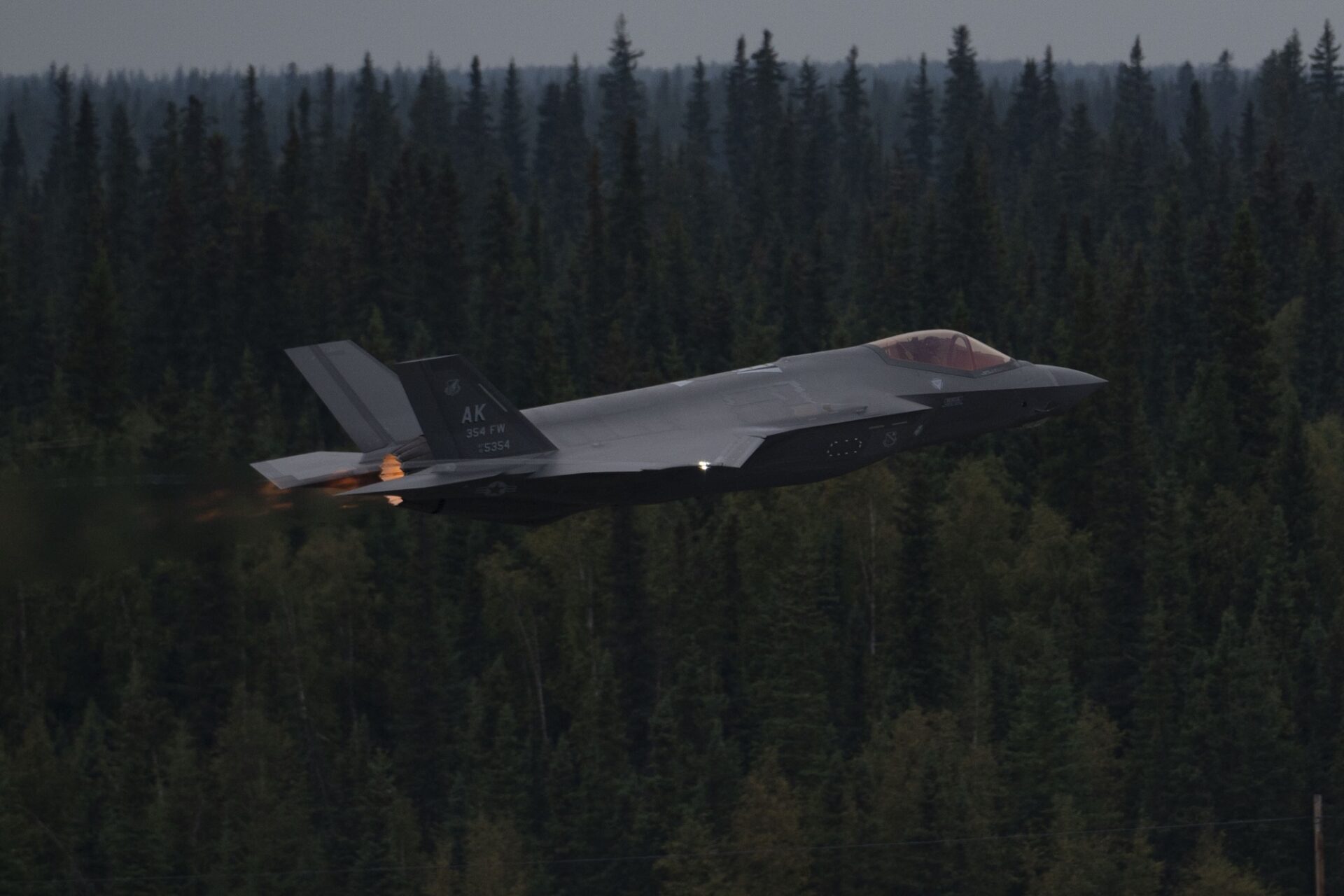 USAF F-35A fighter crashes at Eielson Air Force Base: video