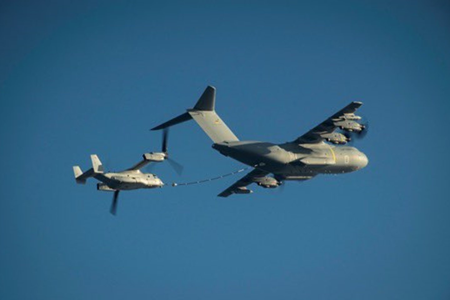 Luftwaffe Airbus A400M refuels US Navy V-22 Osprey