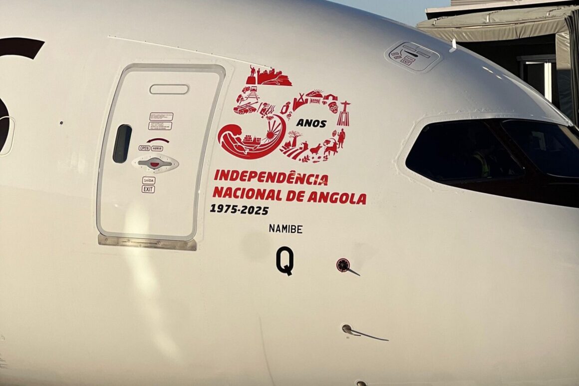 TAAG Angola welcomes first 787-9 complete with unusual logo