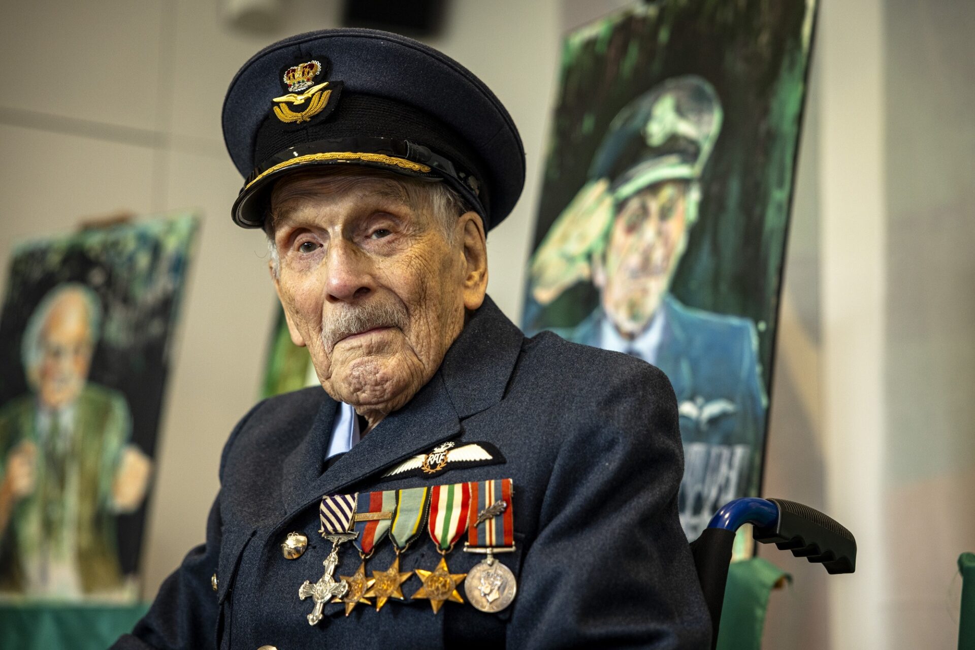 Royals lead tributes after last Battle of Britain pilot dies