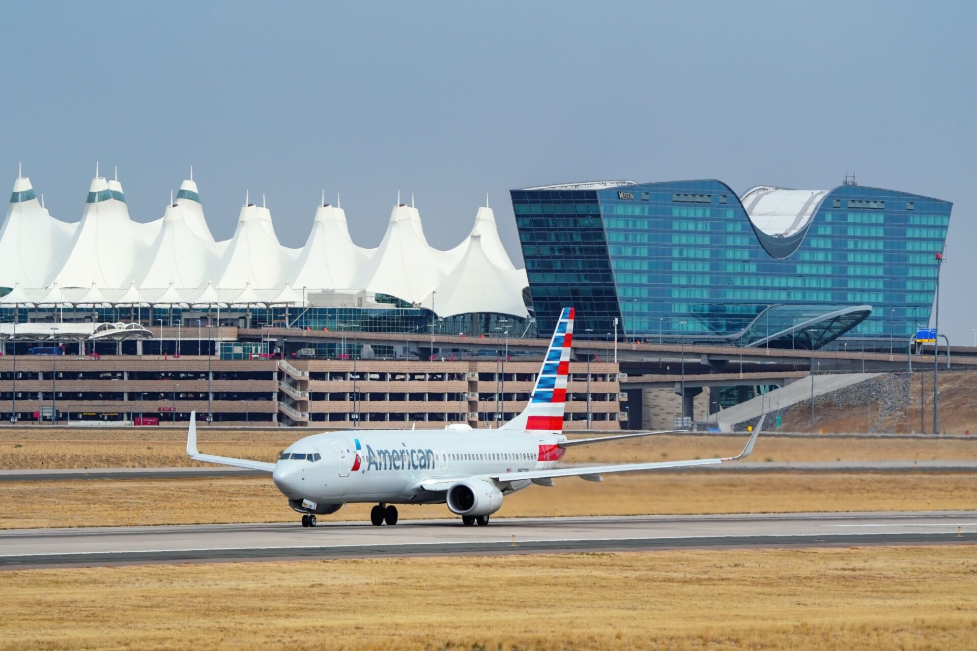 American Airlines B737 catches fire at Denver Airport: video - AeroTime