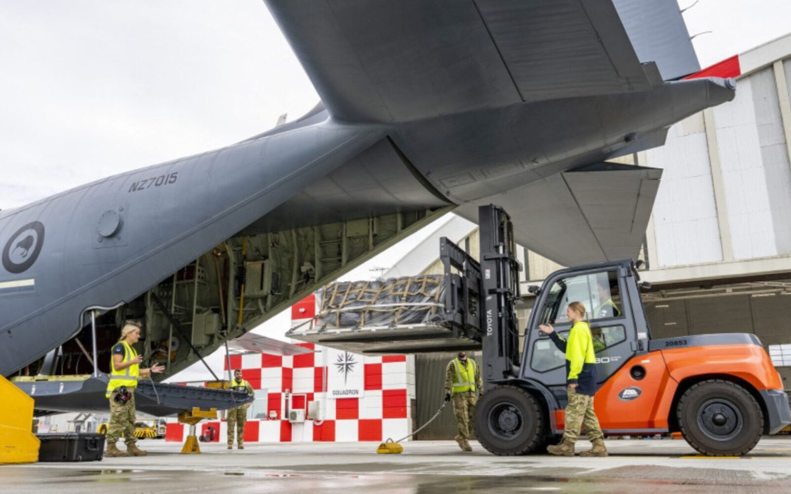 RNZAF delivers special medical chairs to Samoa via C-130J - AeroTime