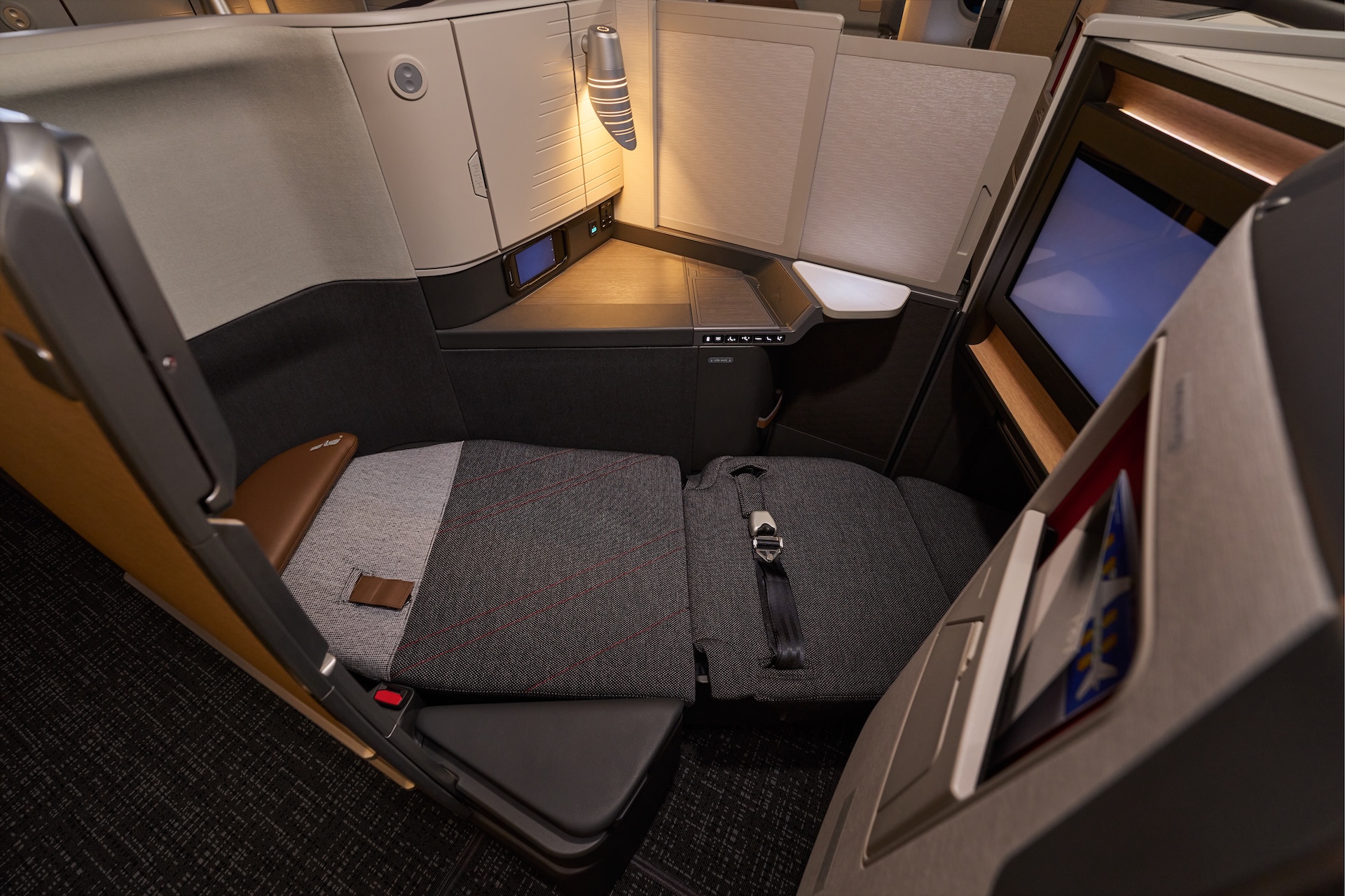 American Airlines debuts new B787-9 Flagship Suites - AeroTime