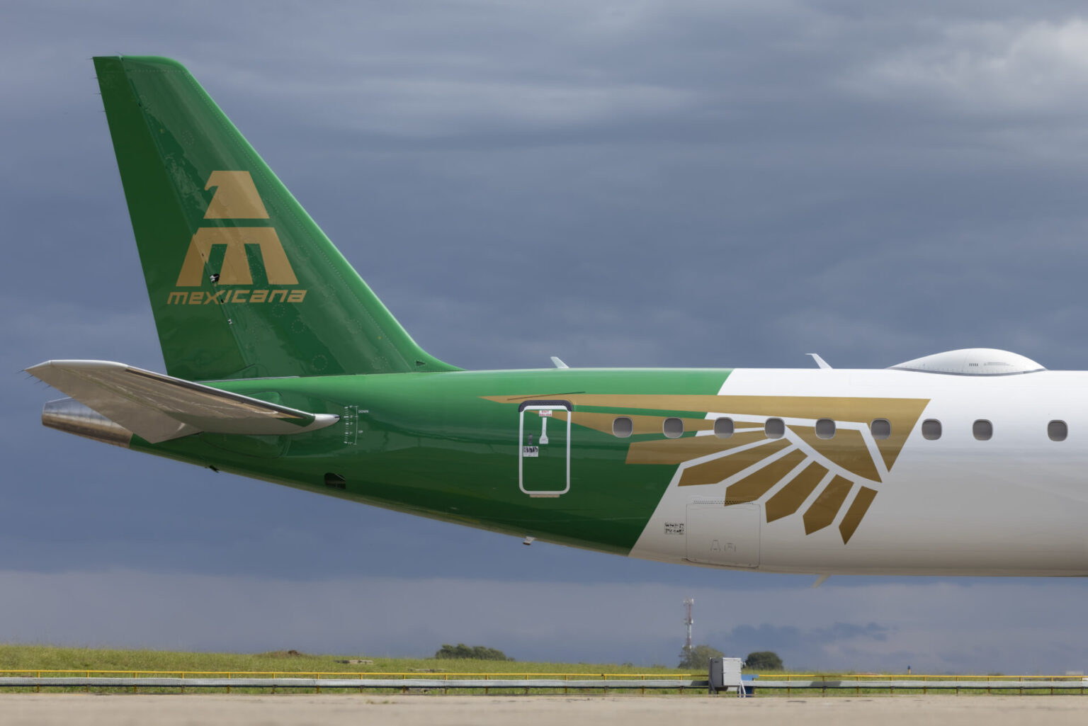 Mexicana accepts delivery of its first Embraer E190-E2 regional jet ...