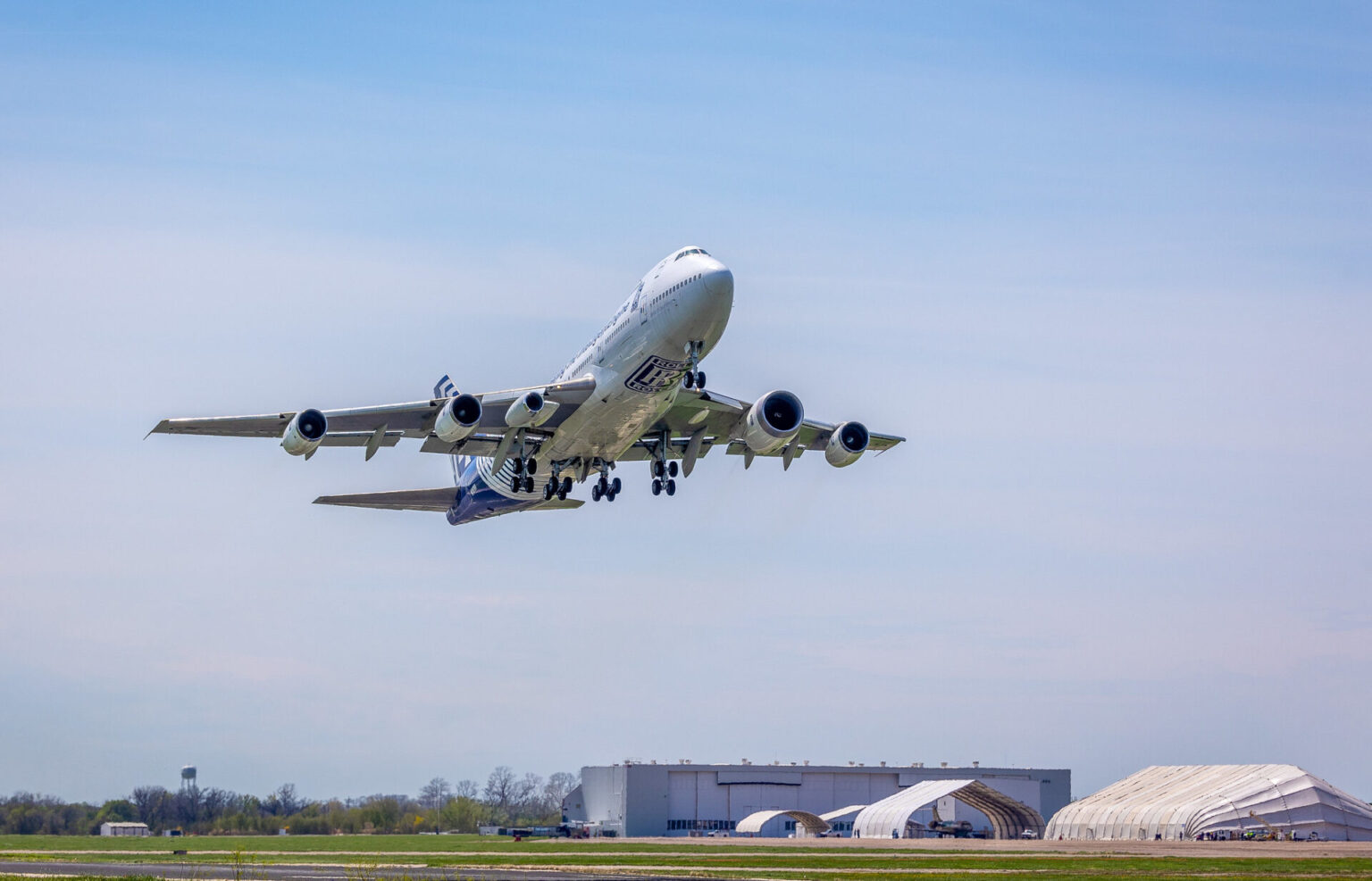 Hefty Bee: the B747 flying test bank retired by Rolls-Royce - AeroTime