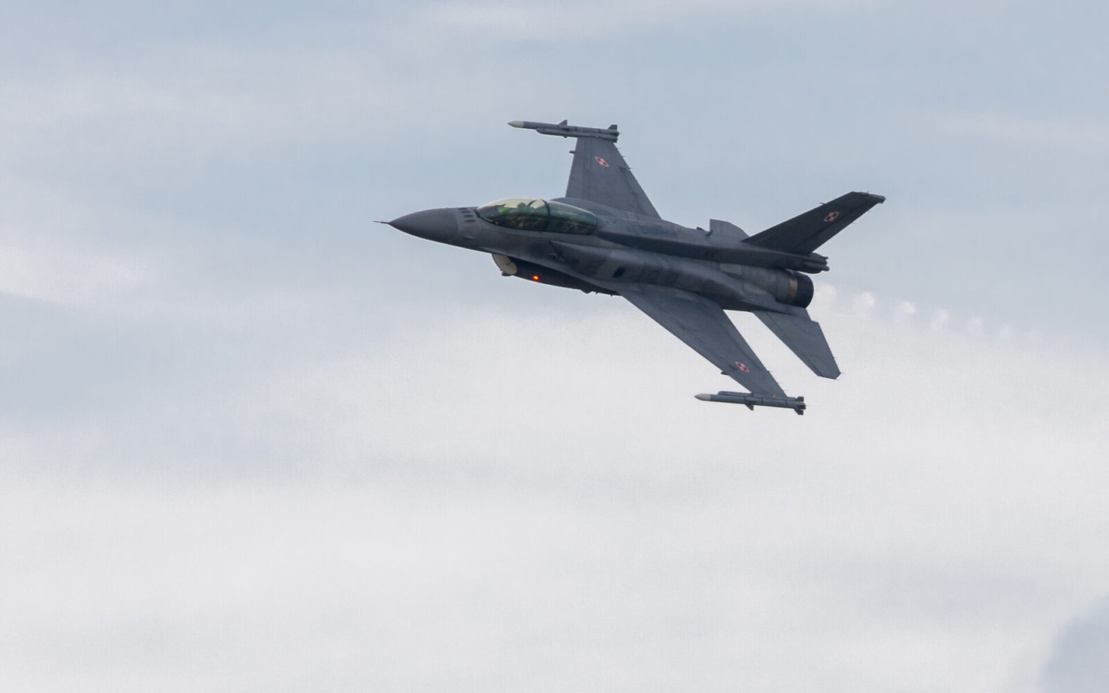 Polish F-16 crashes at Radom, pilot killed, show canceled