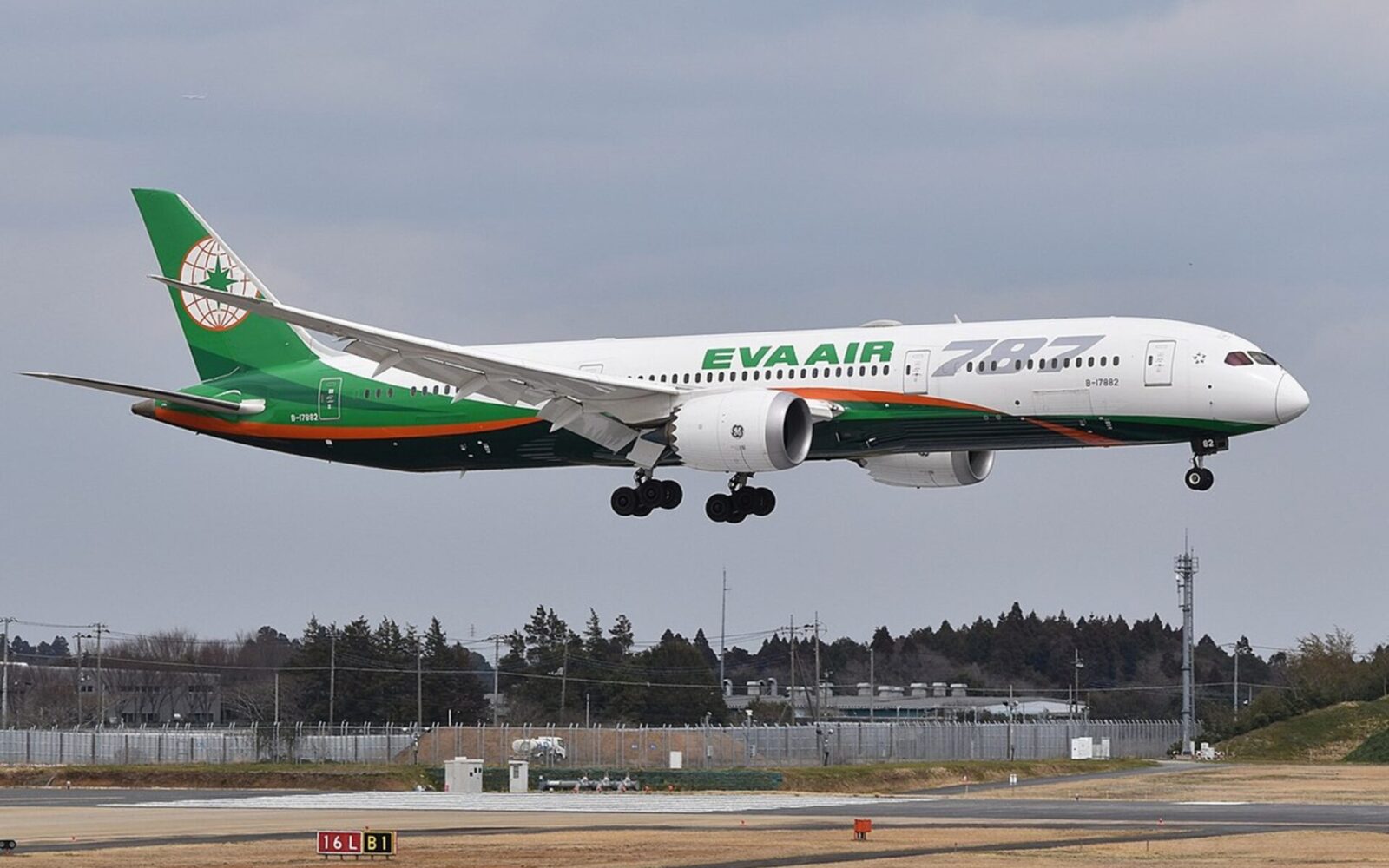 EVA Air B787-9 suffers tail strike on go-around in Taipei - AeroTime