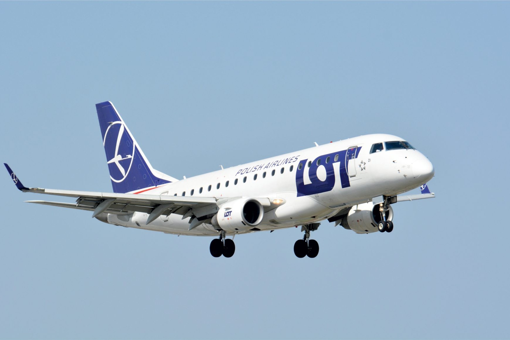 LOT Embraer E170 veers off runway at Vilnius Airport