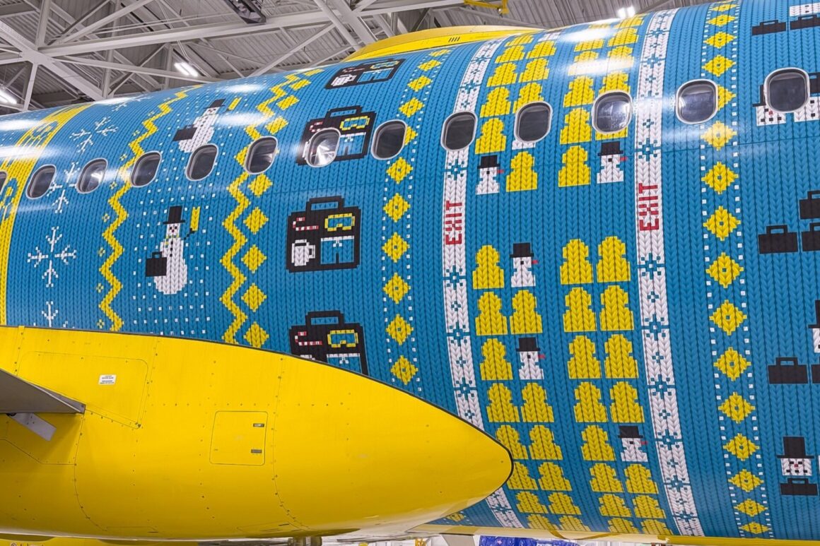 Spirit gets cozy this Christmas with A320 in festive jumper