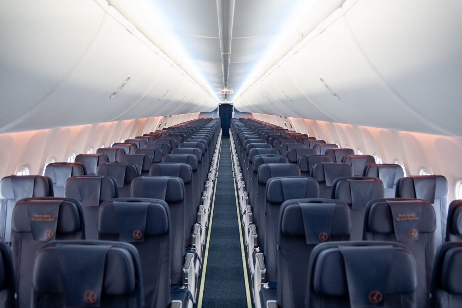 Three new LOT Boeing 737-8s leave Seattle on route to Warsaw