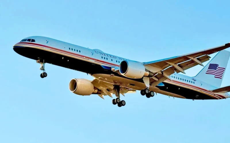 Air Force Two appears in new Trump paint scheme