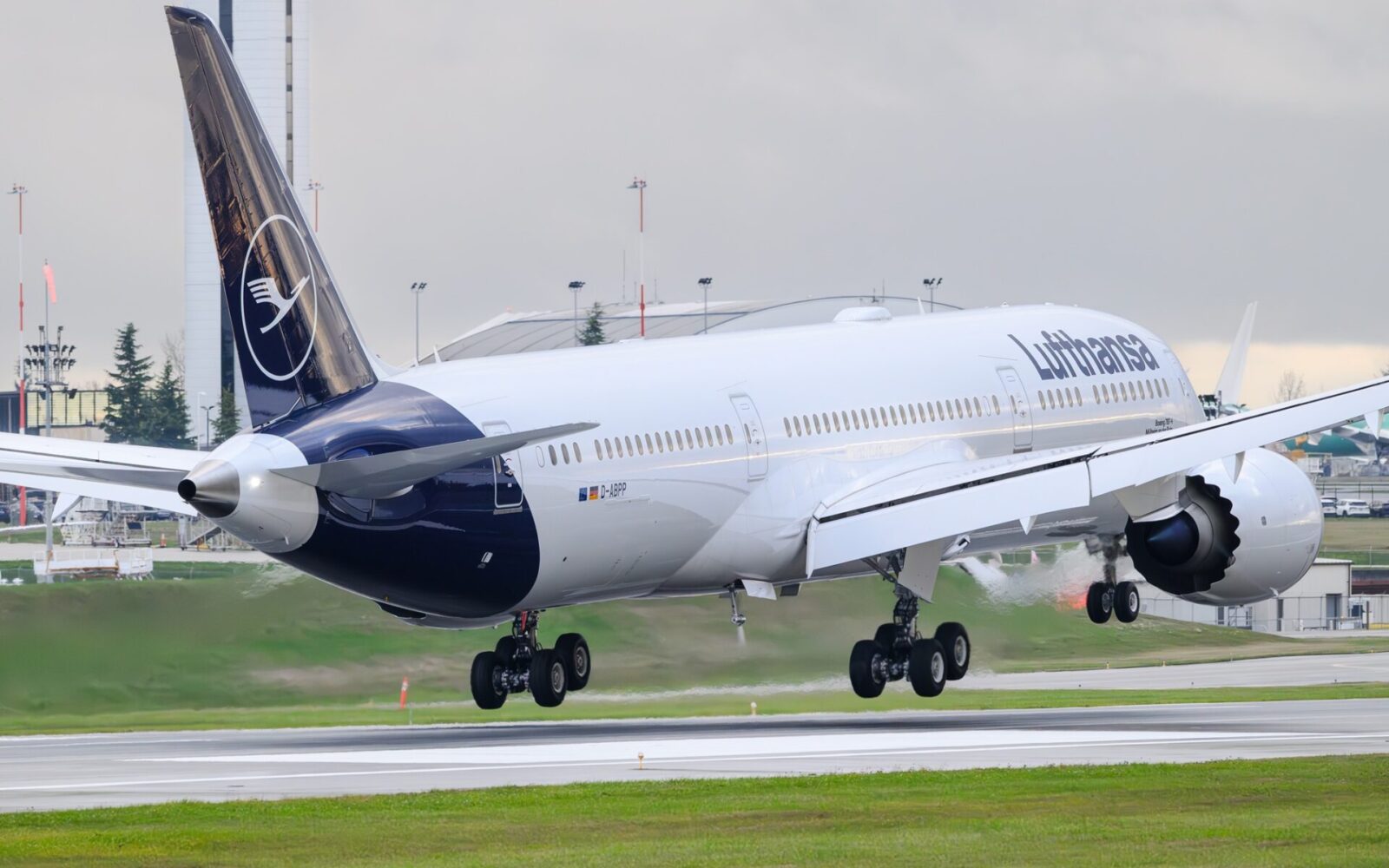 Lufthansa crew among several hurt during nose gear collapse