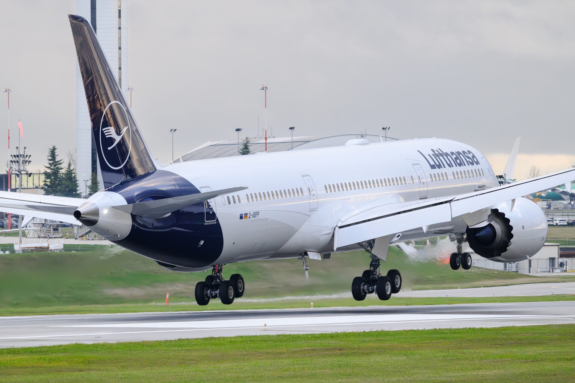 Lufthansa crew among several hurt during nose gear collapse