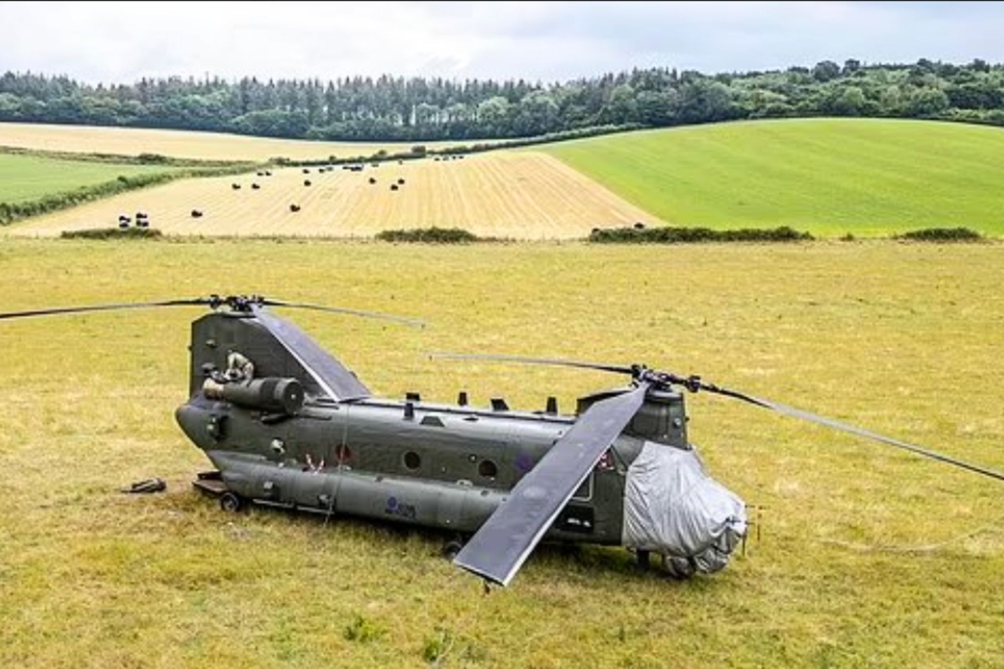 Raf Chinook Helicopter Stranded In Dorset Field For Days Aerotime 6882