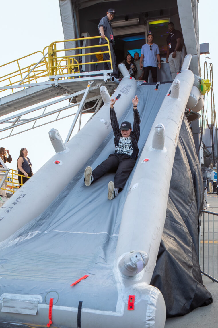 B737-800 became a concert stage - AeroTime