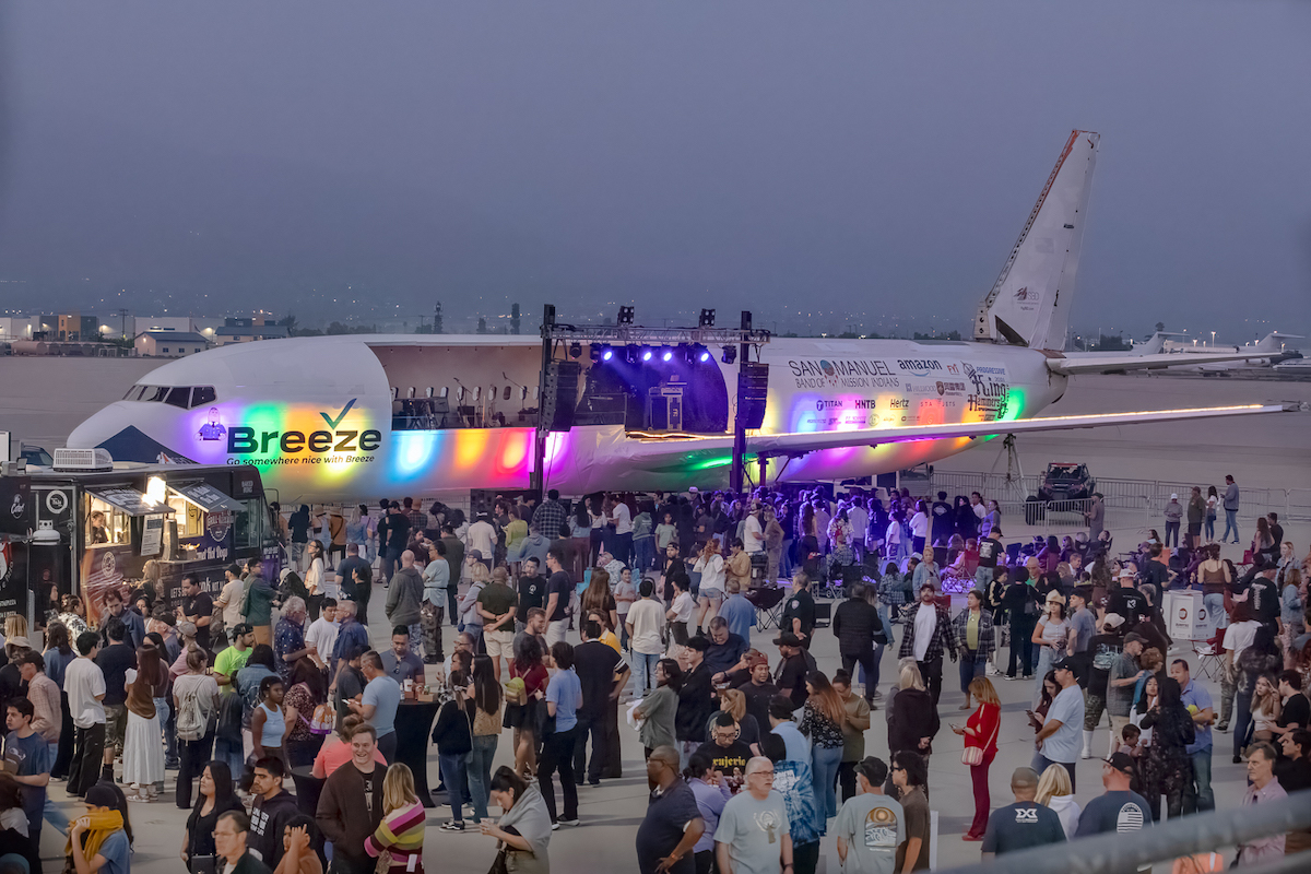 B737-800 became a concert stage - AeroTime