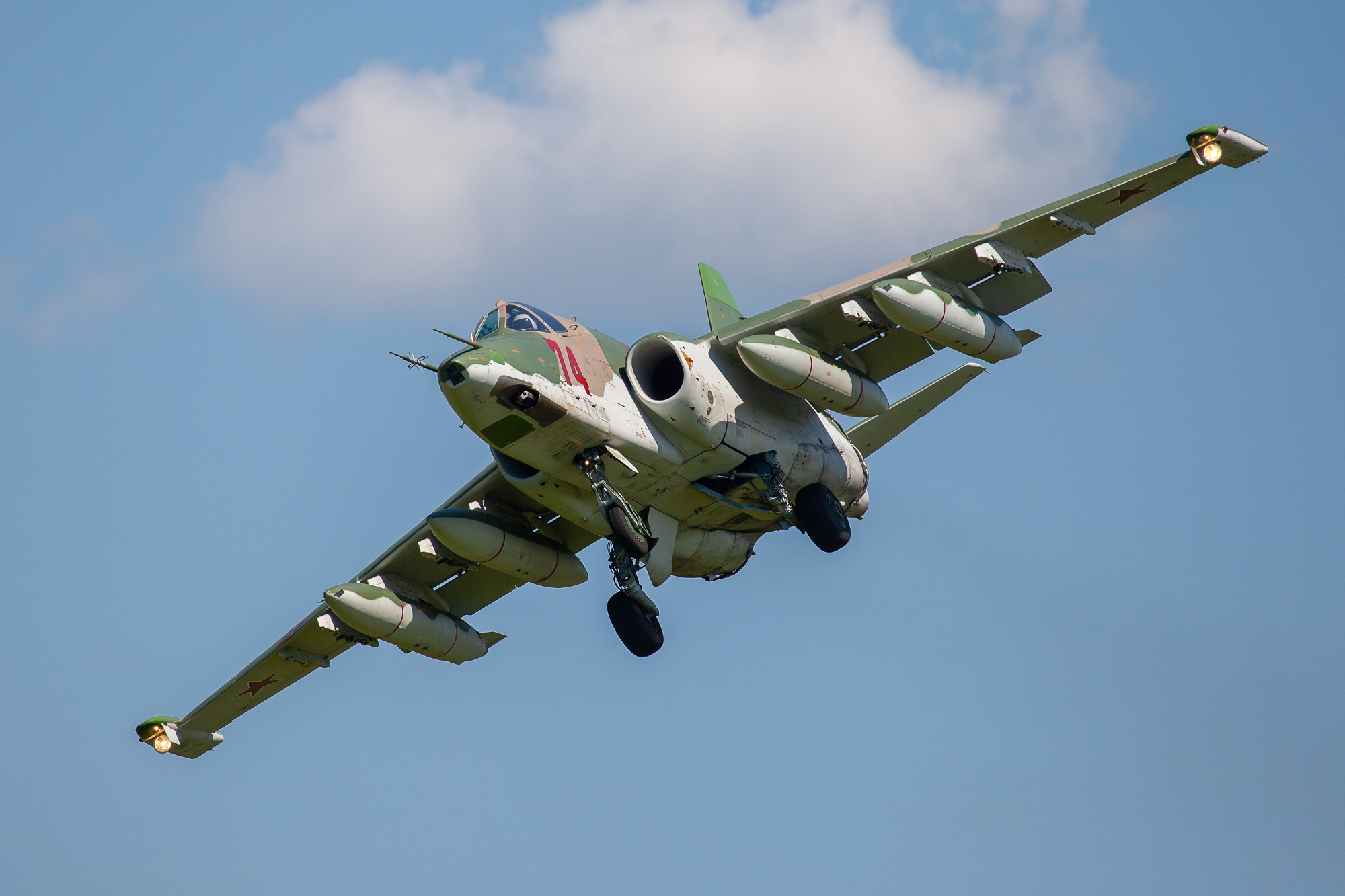 Russian Su-25 crashes into the Sea of Azov: video
