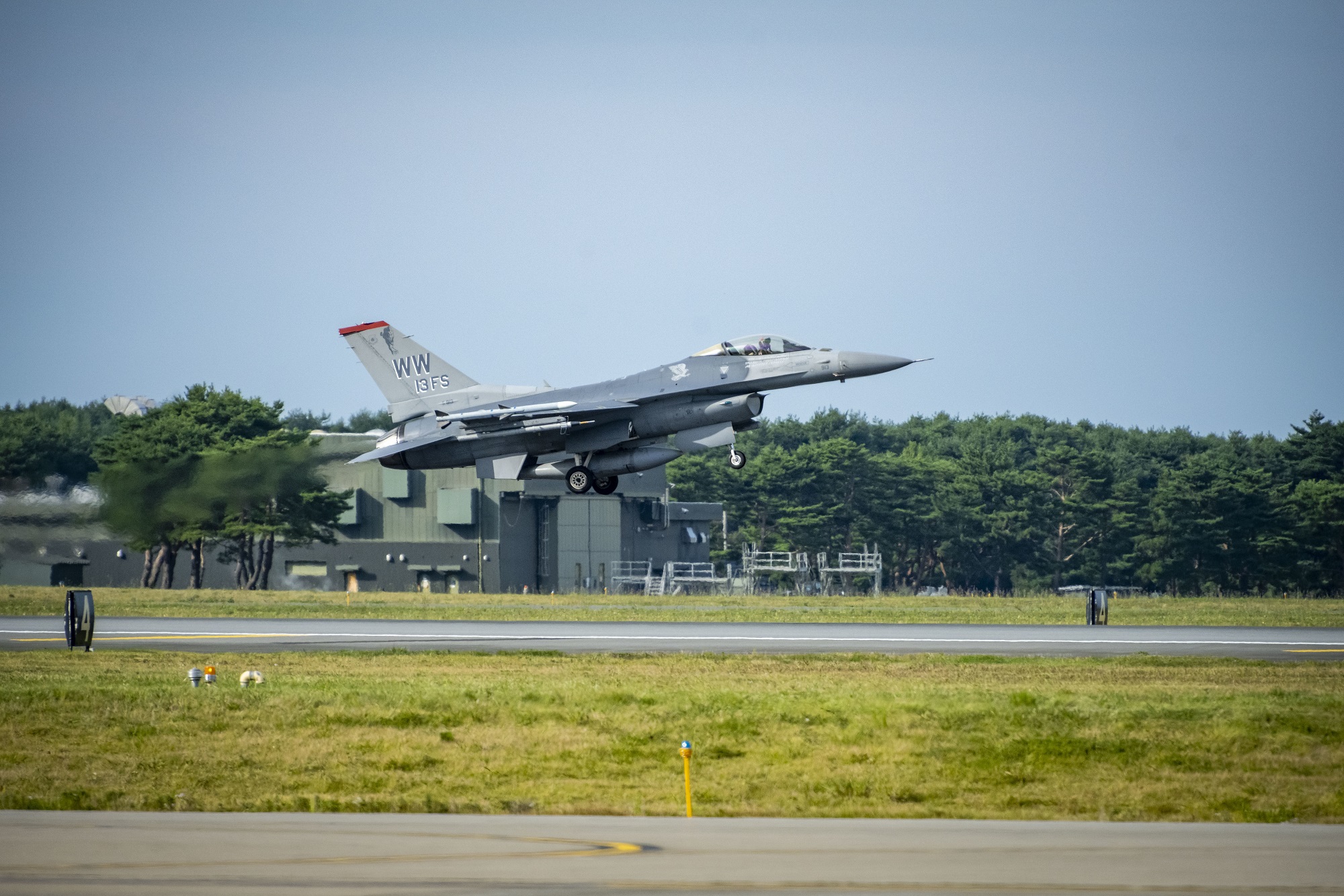 F-16 emergency landing at Aomori Airport delays flights