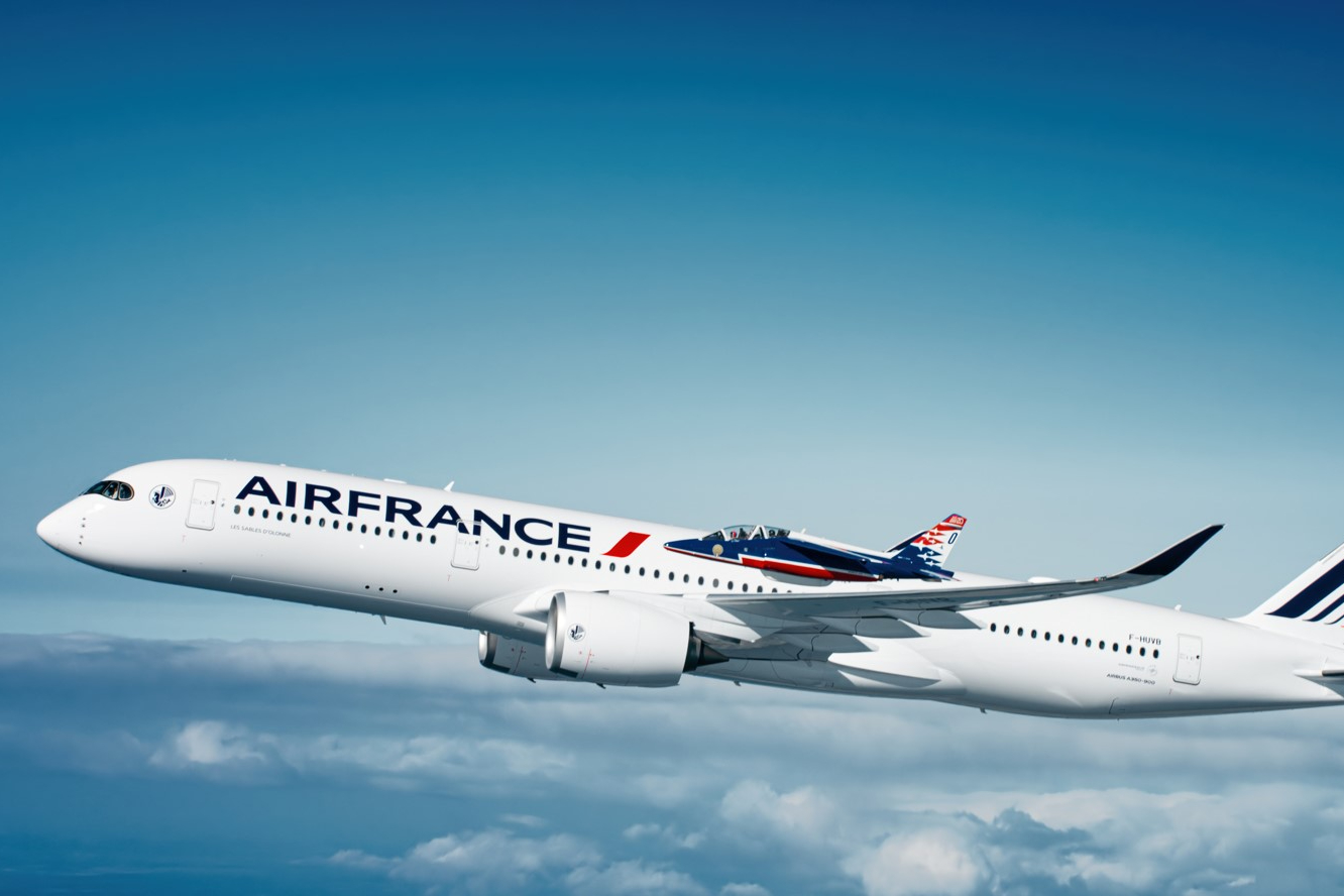 Air France A350 and Patrouille de France perform aerial ballet