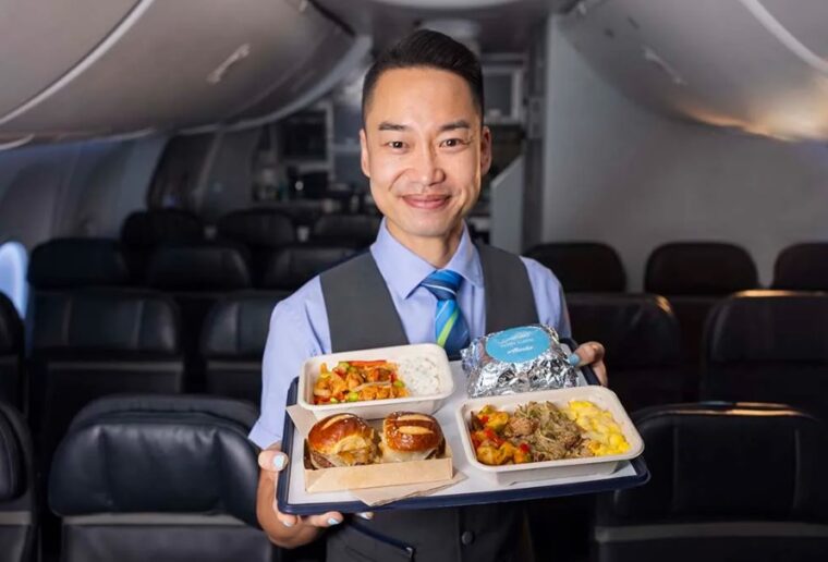 Alaska Airlines resumes serving hot food in economy