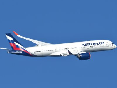 Airbus A320 engine failure causes huge bang and leaves trail of flames ...