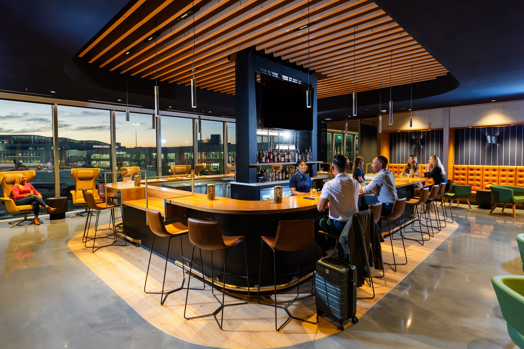 Alaska Airlines’ largest Californian lounge opens: video