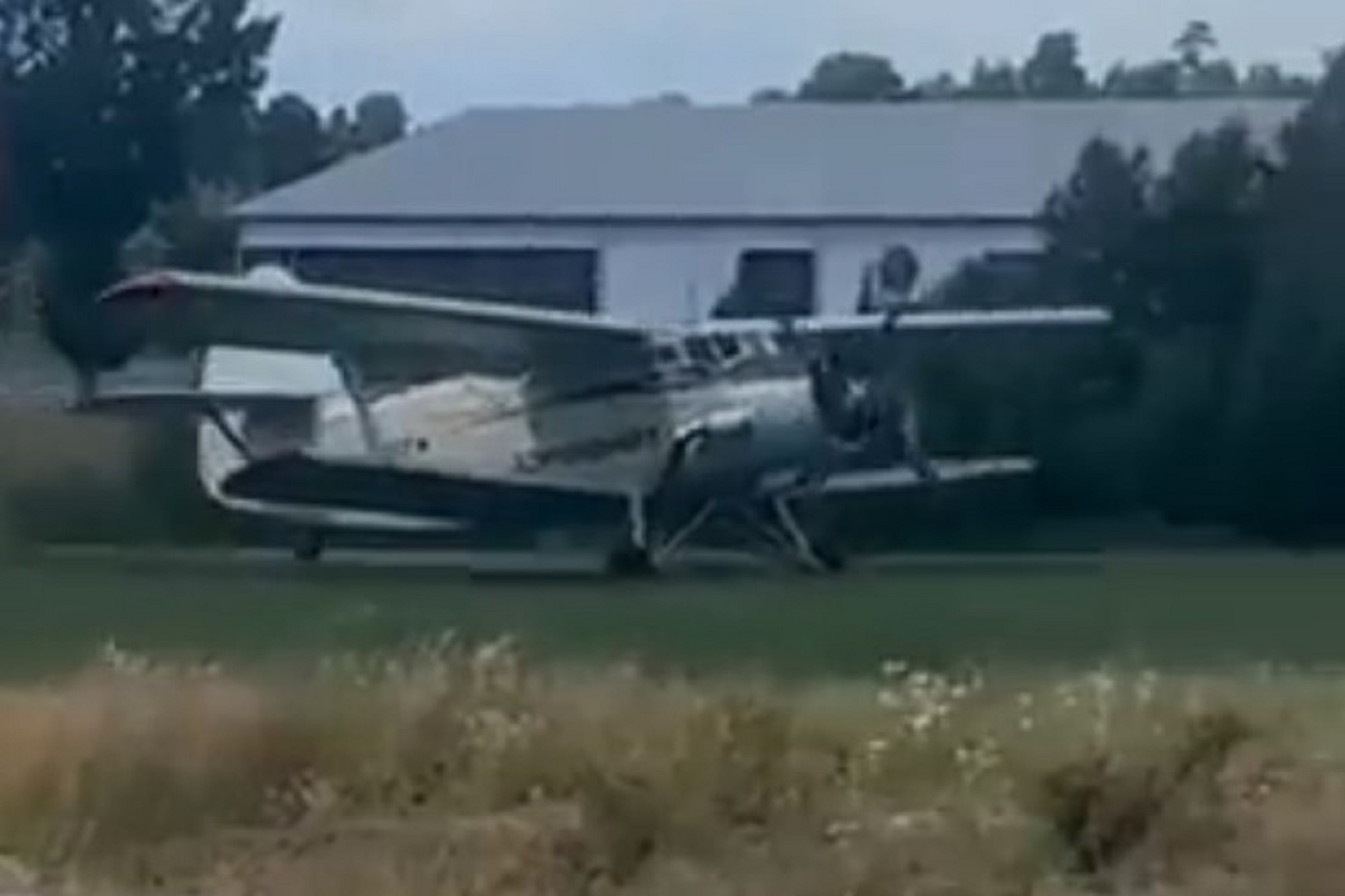Antonov An-2 pilot crashes into trees to miss traffic: video