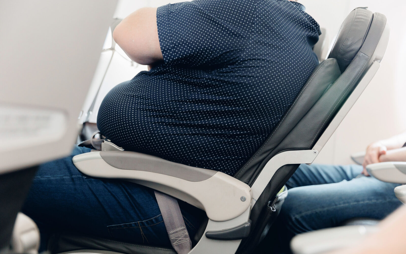 BA hoists overweight first class passenger stuck in seat - AeroTime