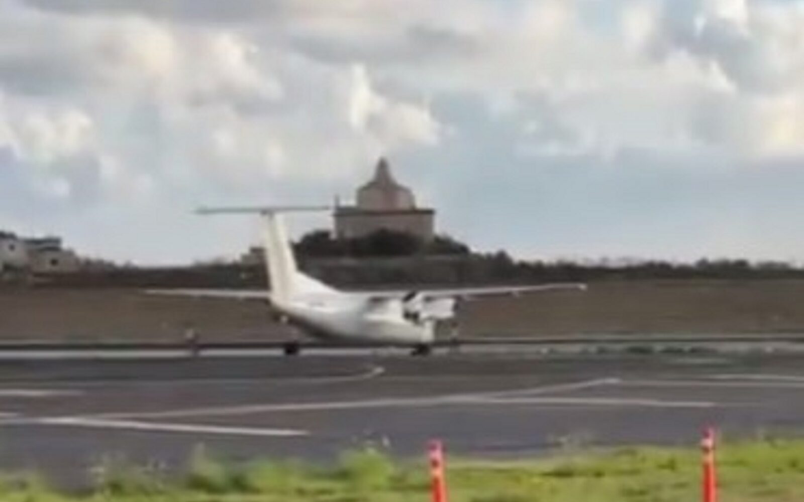 Staff chase runaway plane as it rolls onto runway: video