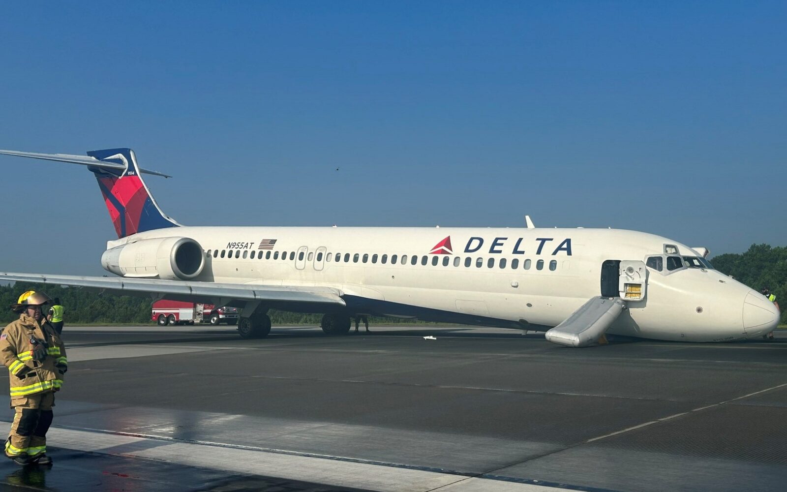 Delta pilot’s incredible landing after landing gear jams