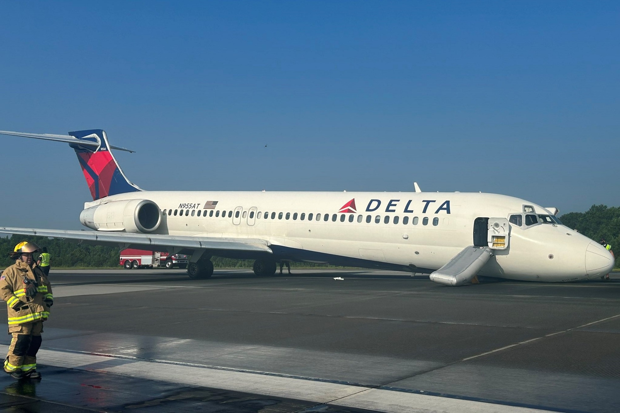 Delta pilot’s incredible landing after landing gear jams