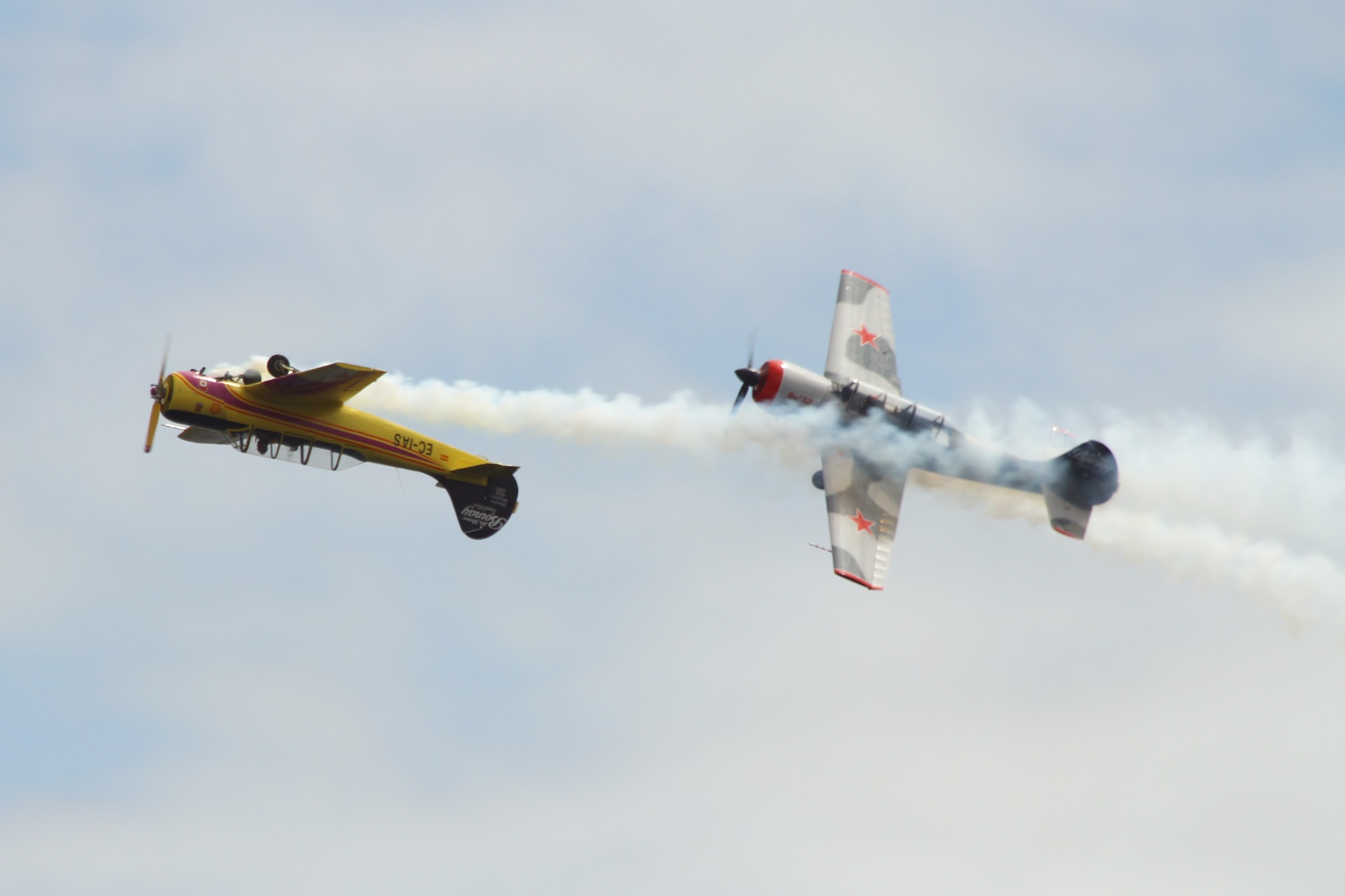 Pilot killed after colliding with teammate at display: video
