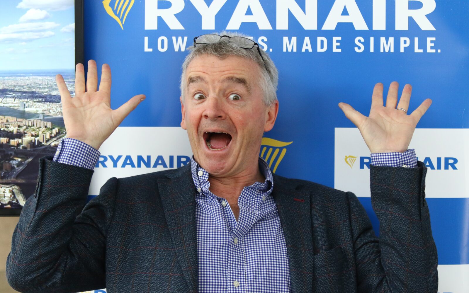 Environmental activists smack Ryanair CEO with pies: video