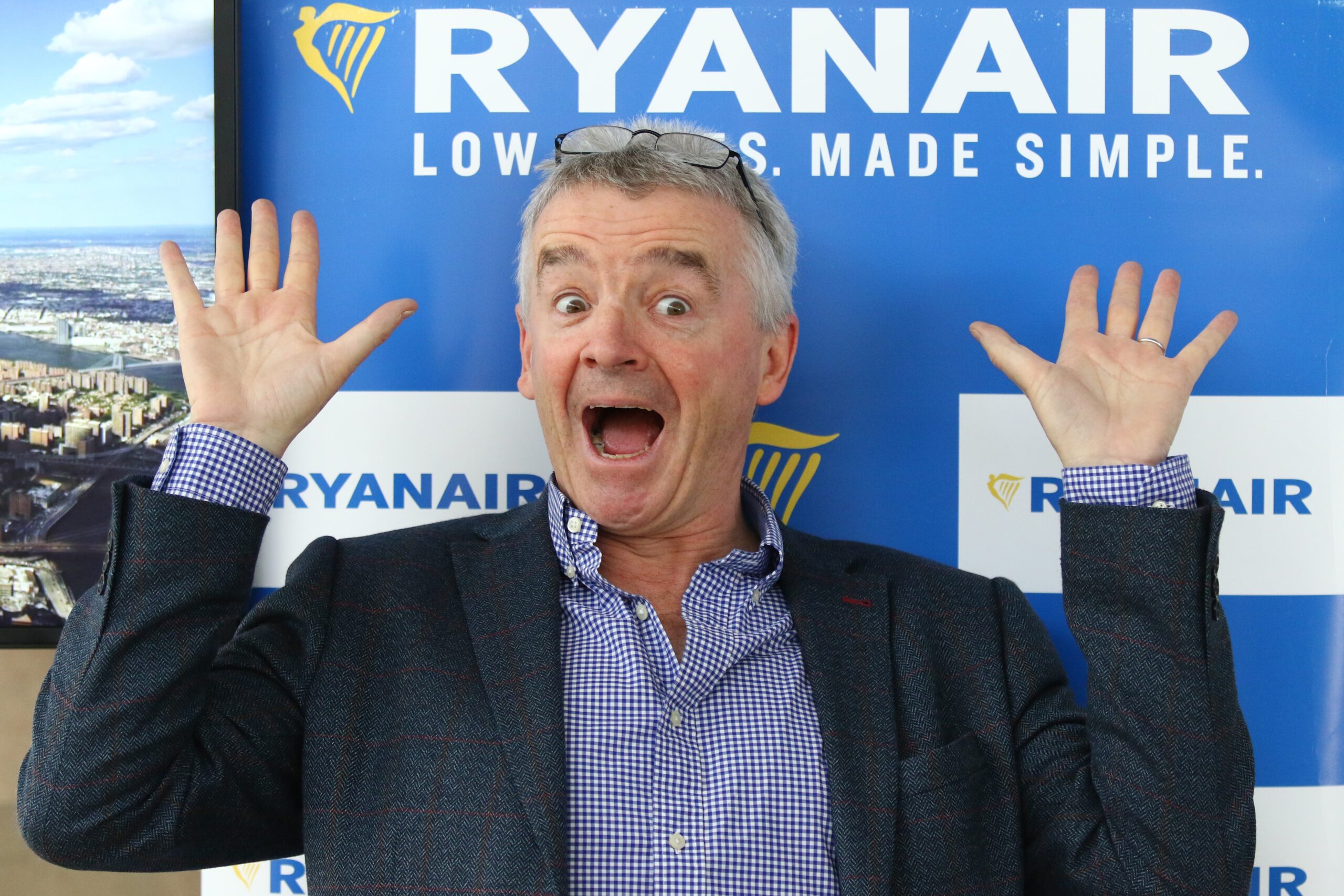 Environmental activists smack Ryanair CEO with pies: video