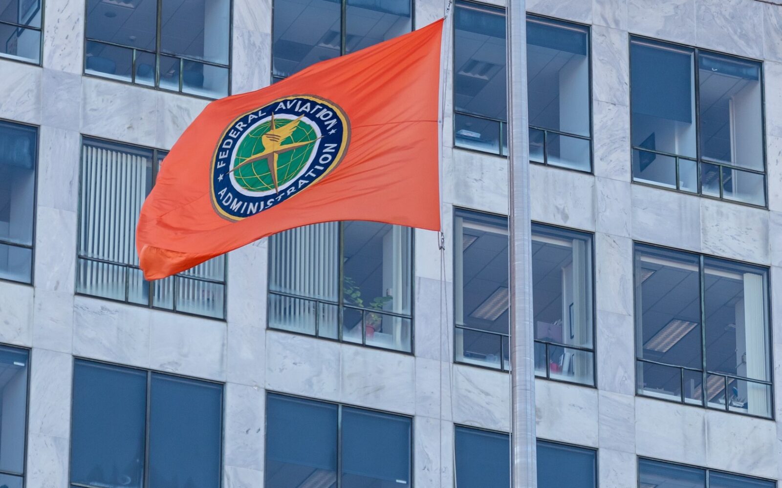 FAA asks manufacturers to add ‘don’t point at aircraft’ label on lasers ...