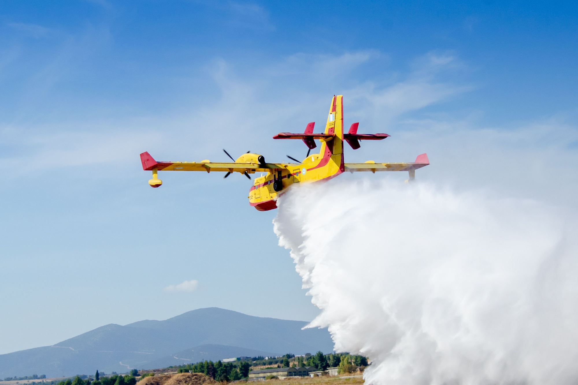 Canadair crashes in Greece during waterbombing operation - AeroTime