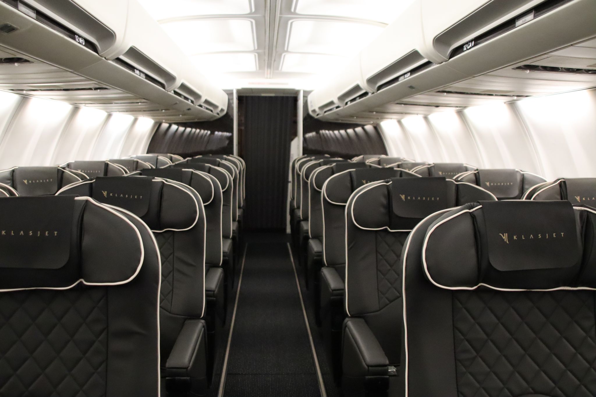 KlasJet introduces luxury Boeing 737-300 for UK market - AeroTime